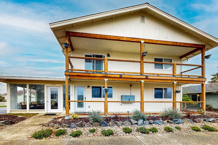 Family-friendly Condo With Kitchen, Close To River - Florence, OR