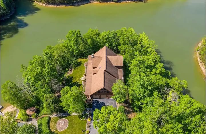 Stunning 5 Acre Lake Cabin - Sevierville, TN