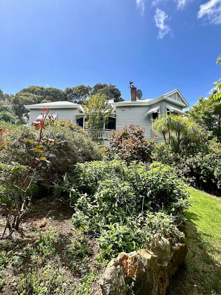 Hilltop Cottage Bridgetown • Family & Pet‑friendly - Bridgetown