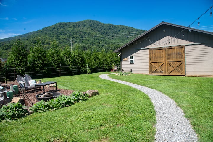 The Barn-close To Skiing & Joey’s-near Gsmnp & Brp - Maggie Valley, NC