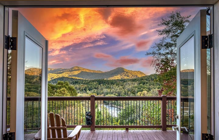 Liberty Lookout: Hot Tub, Firepit, Pet-friendly - Bryson City, NC