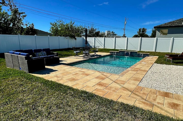 Blue Lagoon Retreat - Cape Coral, FL