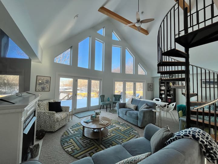 4 Br 3 Ba Lakefront Home W/ Dock - Lake Anna, VA
