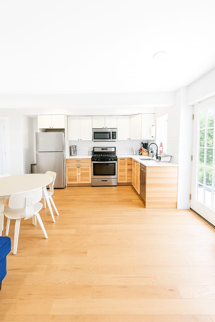 2full Bath/2br +Backyard Renovated & Spacious Gem - New York