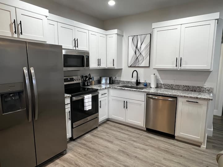 Modern Getaway, Hot Tub, 2br Guest Suite! - Joplin, MO