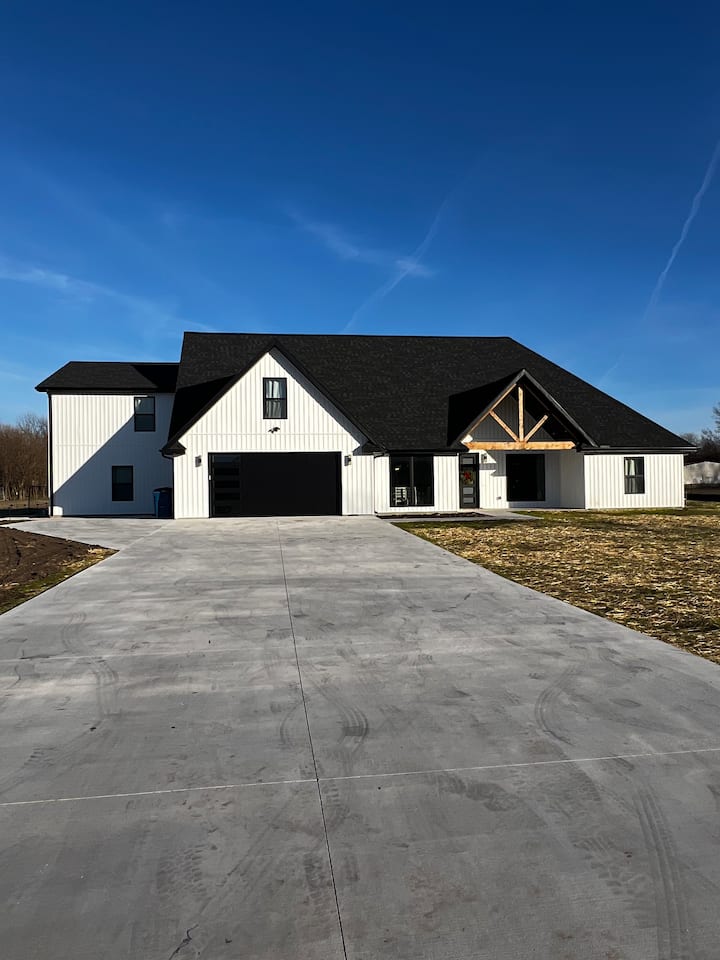 Family Fun - Theatre Room, Games, Hot Tub, Pool! - Joplin, MO