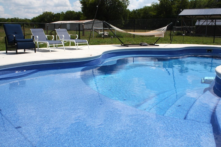 Heated Pool, Hot Tub, Relaxing Getaway! - Joplin, MO