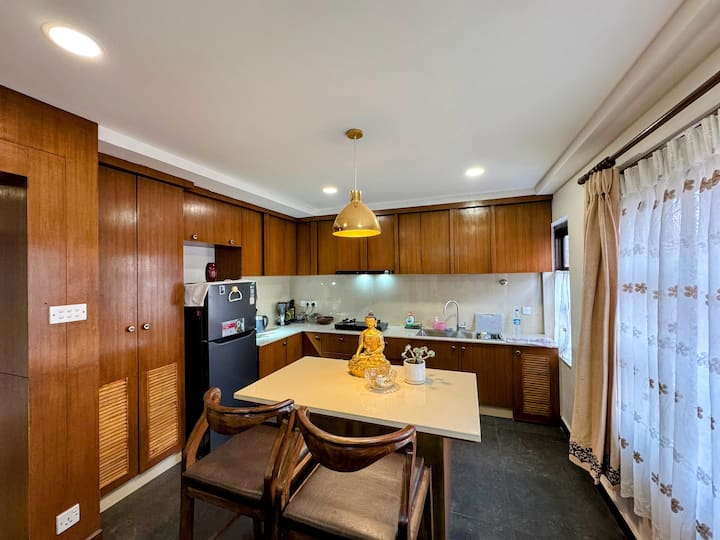 Modern Apt Near Durbar Square. Big Kitchen - 70"tv - Kathmandu
