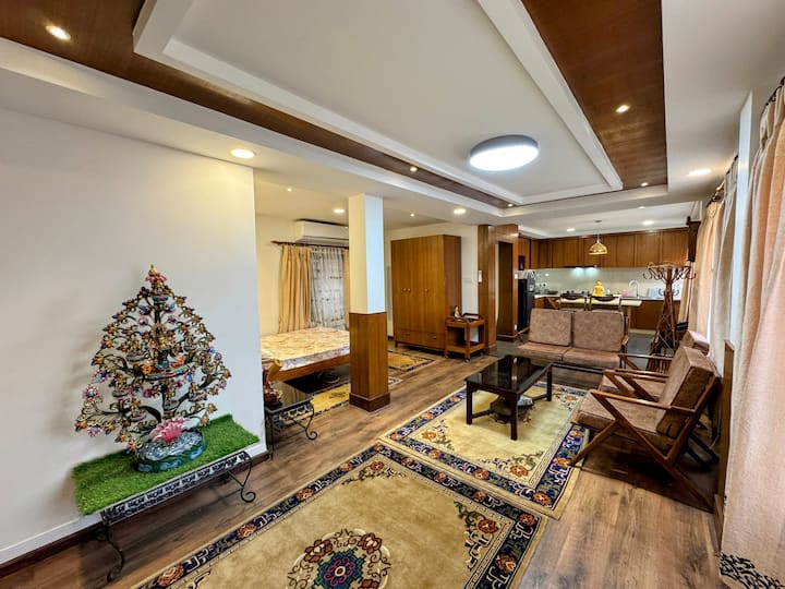 Modern Apt Near Durbar Square. Big Kitchen - 70"tv - Kathmandu