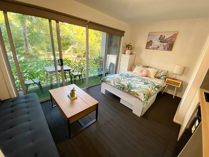 Studio Close To Cbd Balcony Bath Kitchen - Kensington