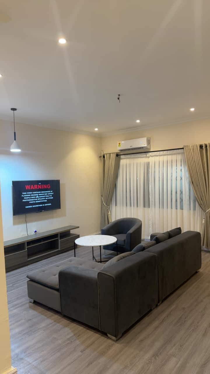 Cozy 2br Retreat | Wi-fi, Netflix + 24/7 Power - Accra