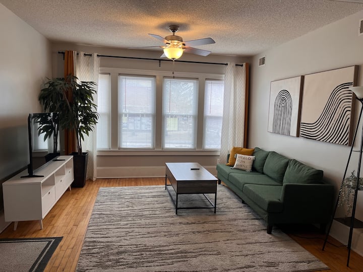 Spacious & Centrally Located 2-bed 1-bath Apt - Saint Paul, MN