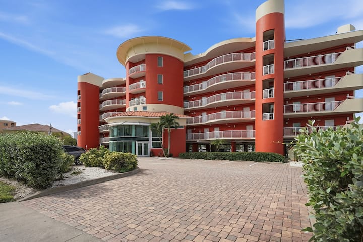 Charming 2 Bedroom Condo With Beach Access - Treasure Island, FL