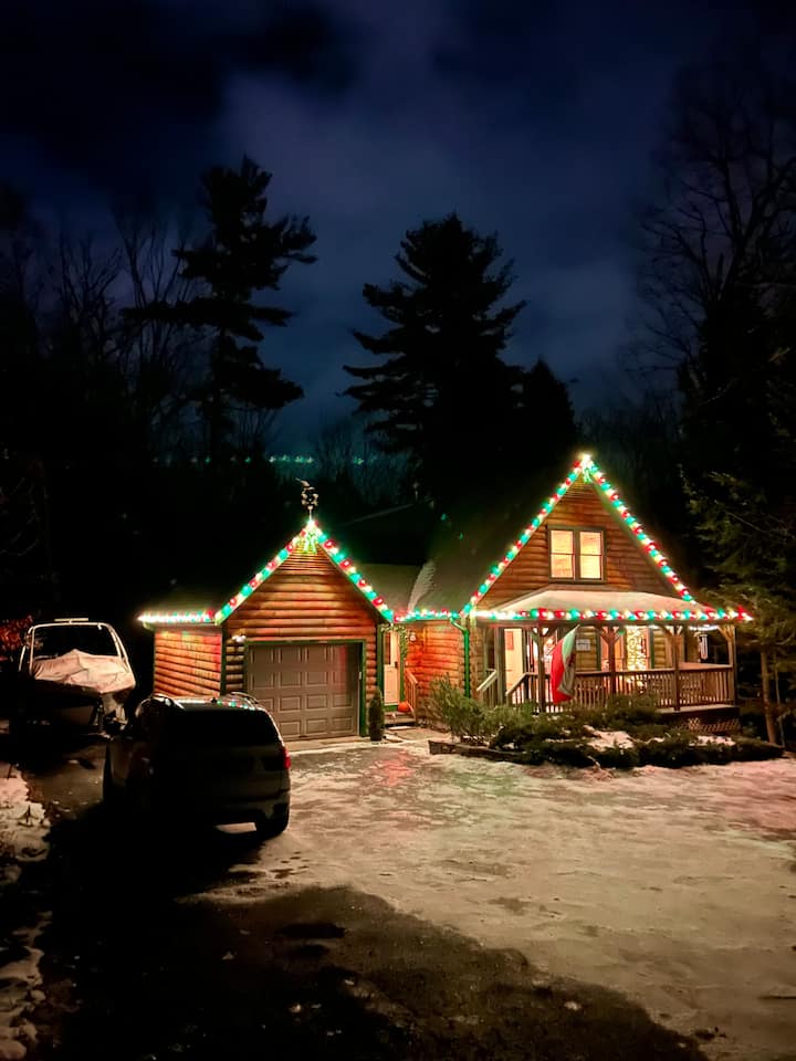 Cozy Lake George Log Cabin - Lake George, NY