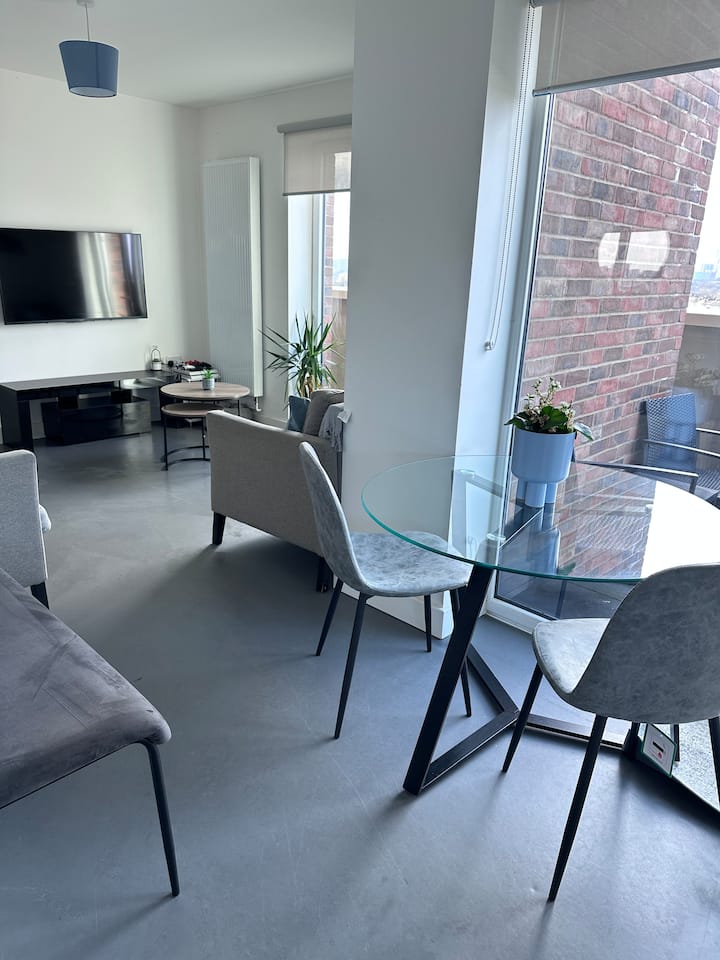 Beautiful 1 Bd Top Floor Terraced Apartment - Barking