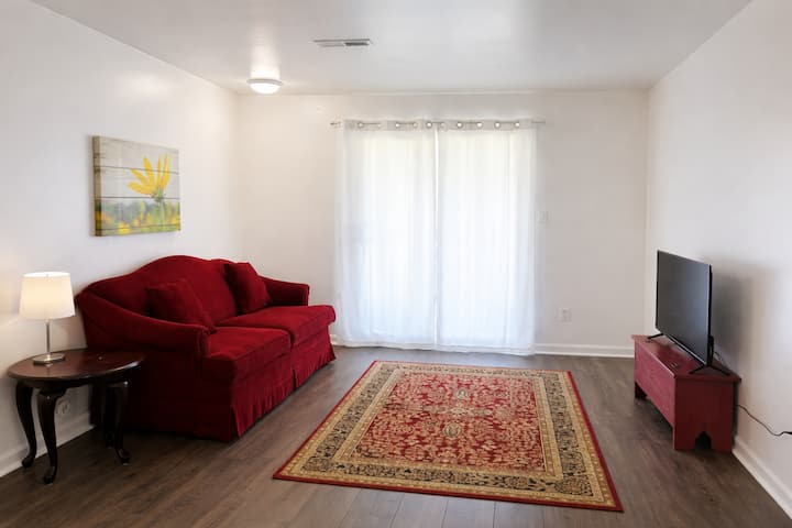 2 Large Bedrooms, Living, And Kitchen, Wifi "K" - Huntsville, AL