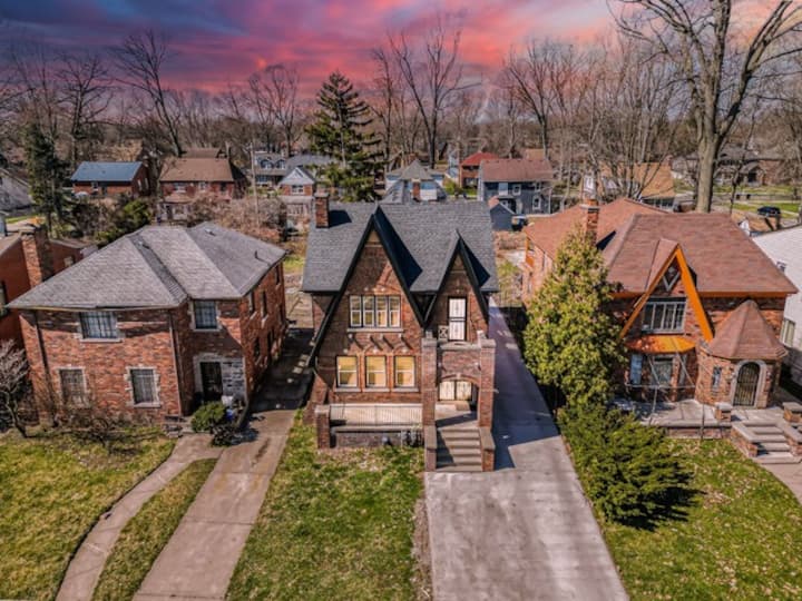 Cozy Upper Duplex
~15 Min To Downtown! - Detroit, MI