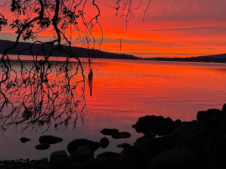 Seaview, Secluded 3 Bedroom, 2 Bath +Loft Cottage - Sooke