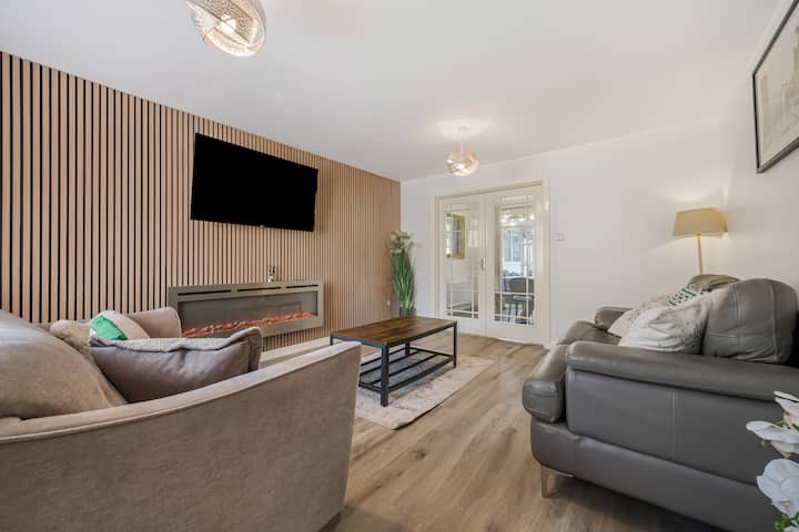 Stylish 4 Bed & Pool Table - Stoke-on-Trent