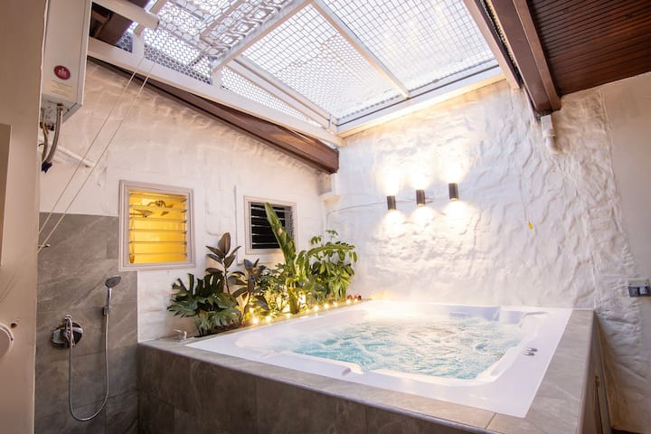 Bohemian House With Hot Tub, Air Conditioning And Parking In Laureles - Medellín, Colombia