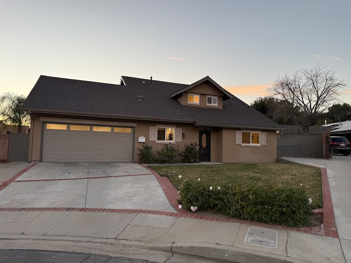 Cozy Cul-de-sac Home: 2 Rooms - Santa Clarita, CA