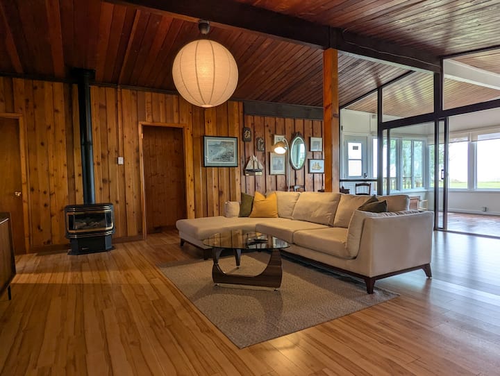 Cozy Waterfront Cottage | Fishing, Firepit & Views - Leamington