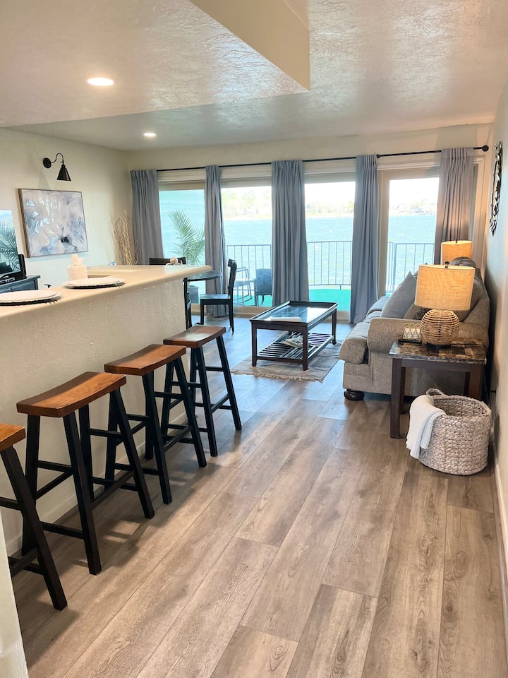 The Lakeside Paradise: Fish From The Balcony! - Lake Conroe, Montgomery