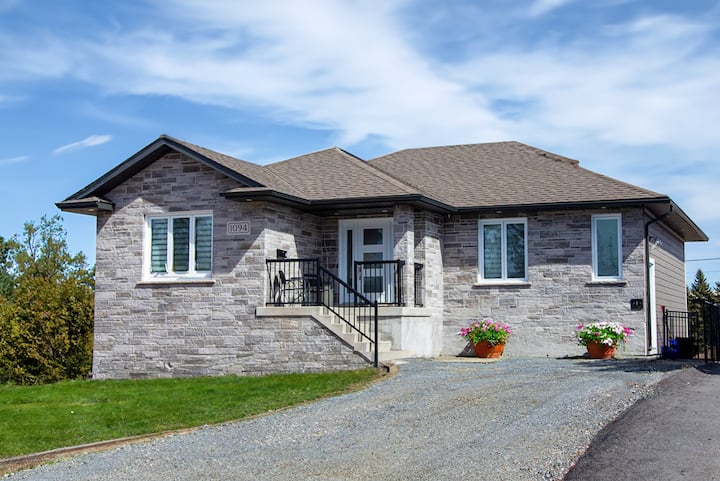 Sleeps 10/12/multi Family/midterm/2 Bath/2 Kitchen - Greater Sudbury