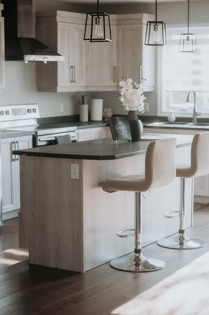 Multi Family/2 Kitchen/2 Bath/5 Beds+/12 Ppl/fence - Greater Sudbury