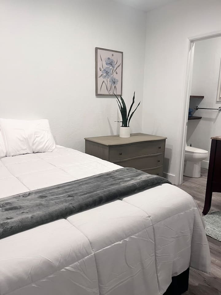 Modern Studio Near Downtown Petaluma W/ Workspace - Petaluma, CA