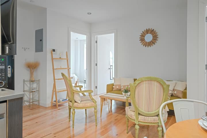 Delightful 3-bedrooms Downtown Gem With Balcony - Queens