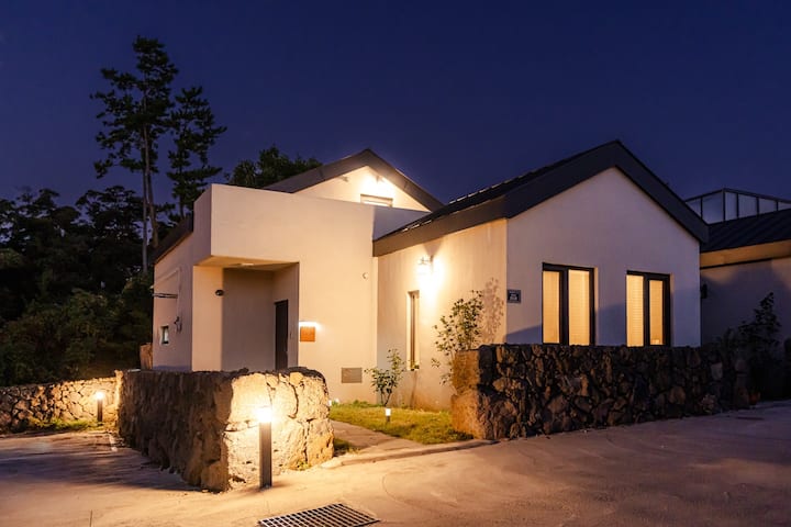 연말특가/애월한담/제주공항15분/무료온수자쿠지.족욕.바베큐/32평독채/빔프로젝트/마샬 - Jeju-si