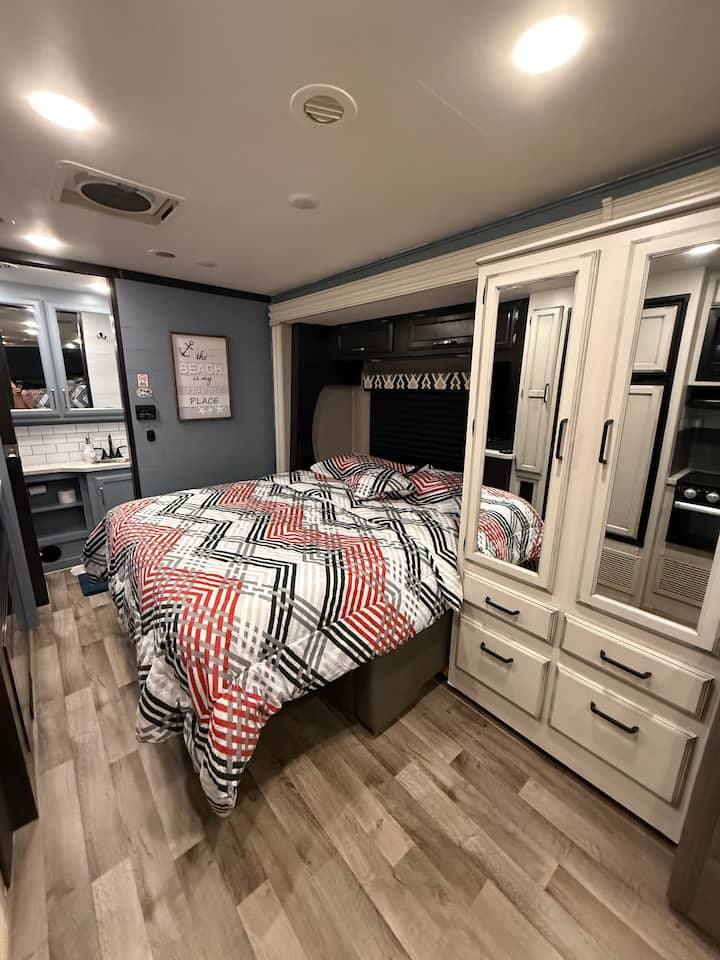 Private Rv Suite | 5min Airport, 10min Beach - Tampa, FL