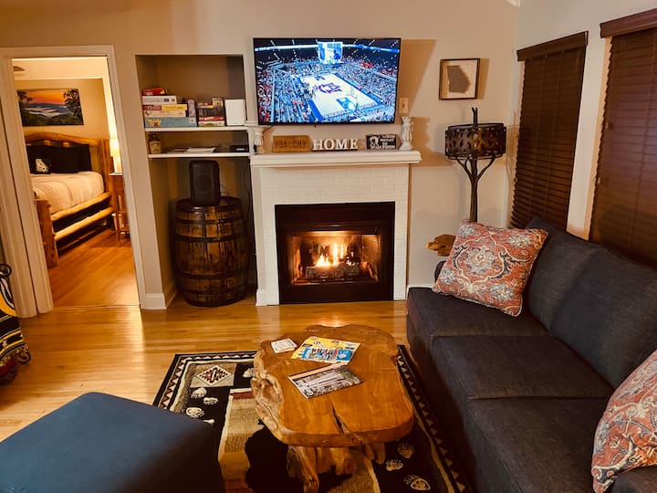 Comfy Cozy Cottage Close To Town - Helen, GA