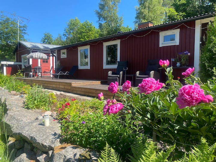 Härlig Stuga Med En Stor Tomt Nära Strand-ljusnan! - Söderhamn