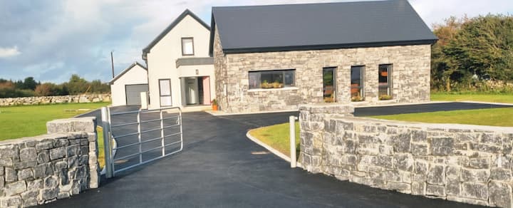 House In Galway

4 Bedrooms, Sleeps 12 - Loughrea