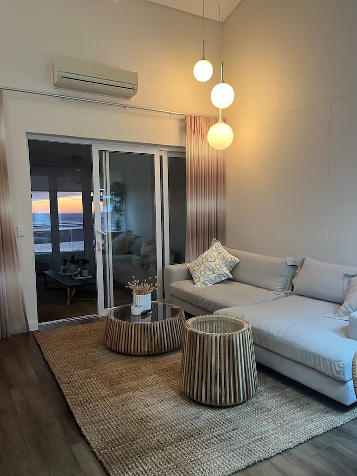Stunning Oceanside Apartment - Cape Town
