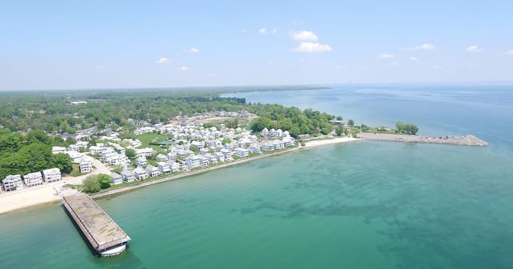 Abingdon Cottage - Crystal Beach, ON, Canada