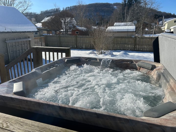 New Hot Tub For Apres! 5 Min To Ski, Walk To Town. - Ellicottville, NY