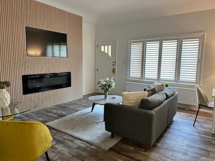 Queen Street ~ Downtown Luxury With F/p And Patio - Niagara-on-the-Lake