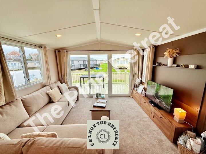 Luxury 6 Berth Hot Tub Caravan, Mablethorpe. - Lincolnshire
