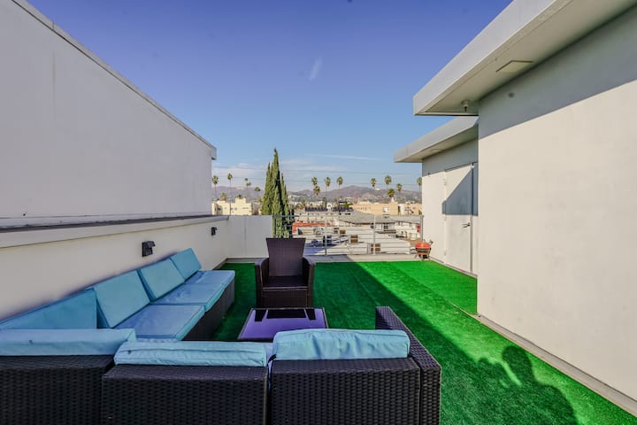 Spacious 5br Hollywood | Rooftop Views + Parking - Hollywood, CA