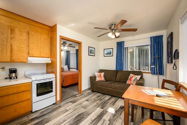 Harbor Hideaway, Walk To Beach - Brookings, OR