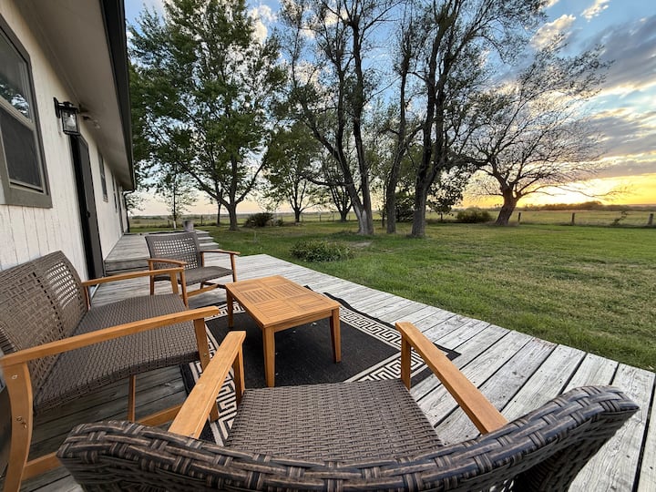Copper Brome - A Peaceful Prairie Retreat - Lake Wabaunsee, Alma