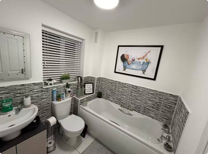 Modern, Stylish & Homely Room / Dedicated Bathroom - Bridgend