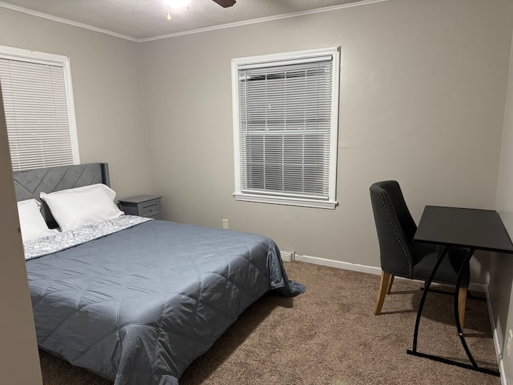 Bedroom In A Cozy House. - Wayzata, MN