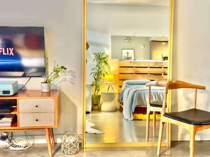 Saint Trendy - Los Angeles, CA