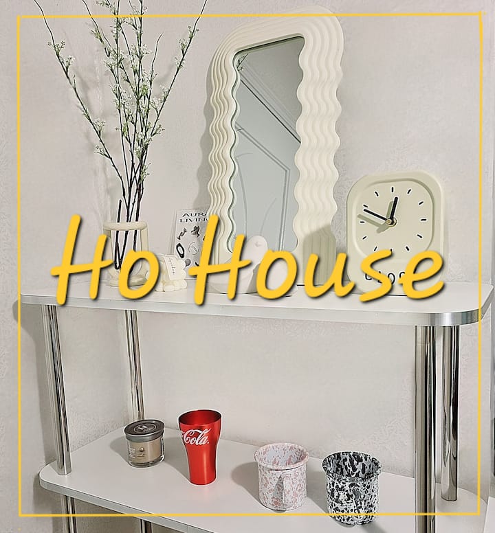 [오픈 할인]홍대입구역 도보 5분 #투룸 #쓰리베드 #연남동#짐보관 - Seoul