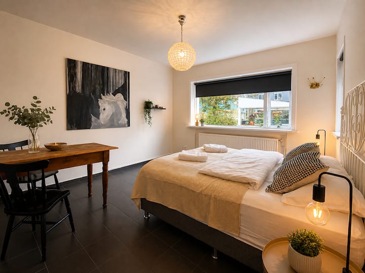 Stylish Room • Downtown • Walk Everywhere - Reykjavík