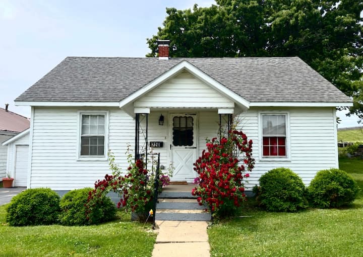 The White House - Brookfield, MO